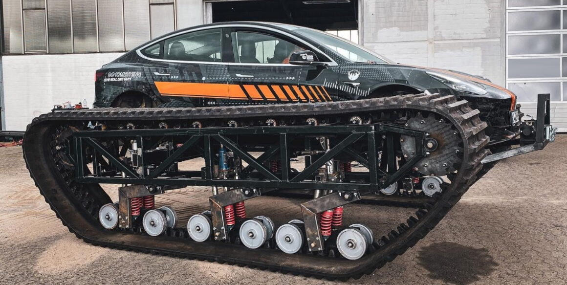 Elektromobil Tesla v garáži předělali na tank. Teď němečtí kutilové ...