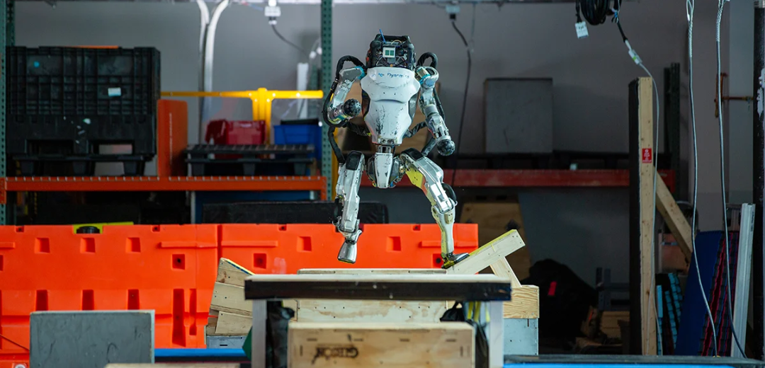 Humanoidní robot Atlas se pohybuje lépe než člověk. Bez mrknutí oka ...