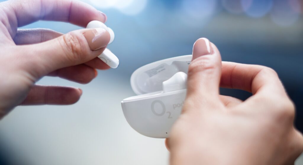 O2 Pods+ jsou pekelně levná sluchátka, která mají design od Applu a na ...